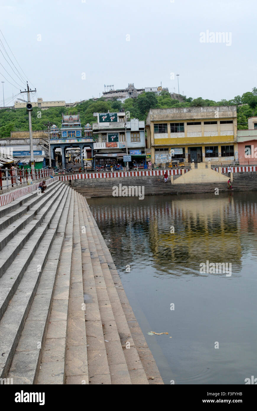 Saravana Poigai Tirukkulam Tirutani réservoir d'eau étapes escaliers ...