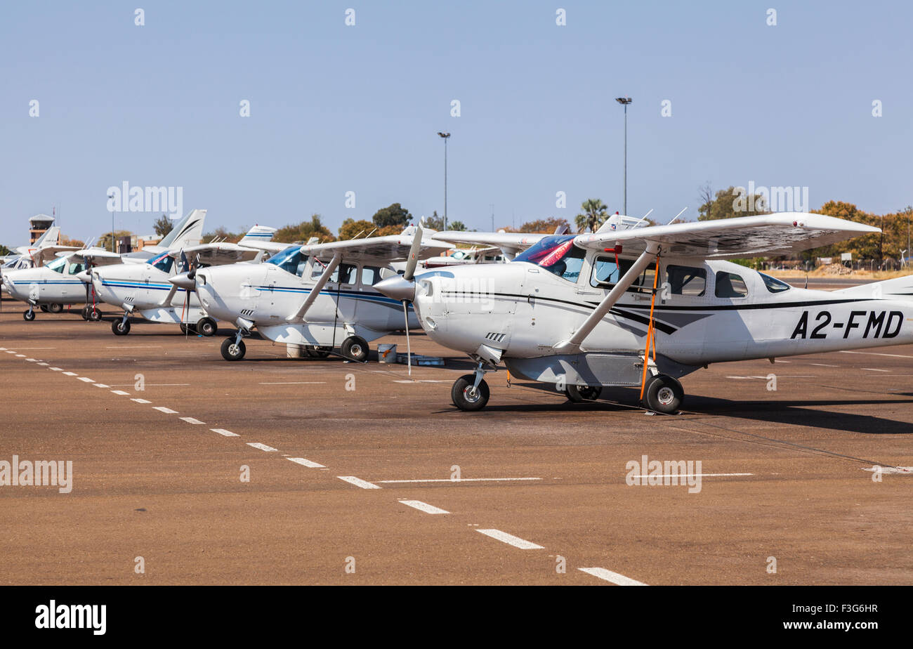 Aile haute avion cessna 172 Banque de photographies et d’images à haute ...