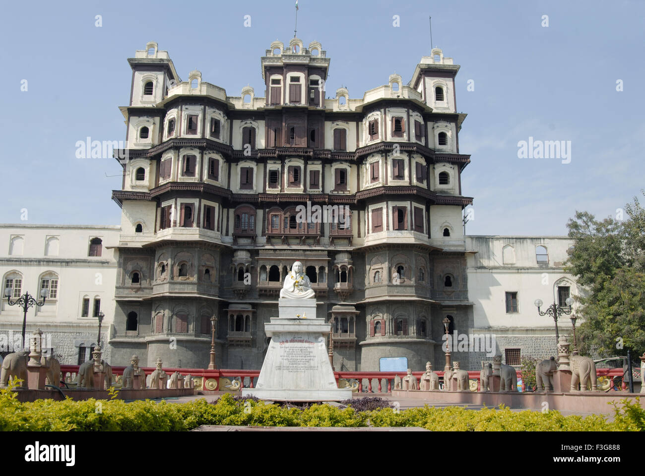 Le Rajwada Holkar Palace , statue de Devi Ahilya Bai Holkar Indore ...