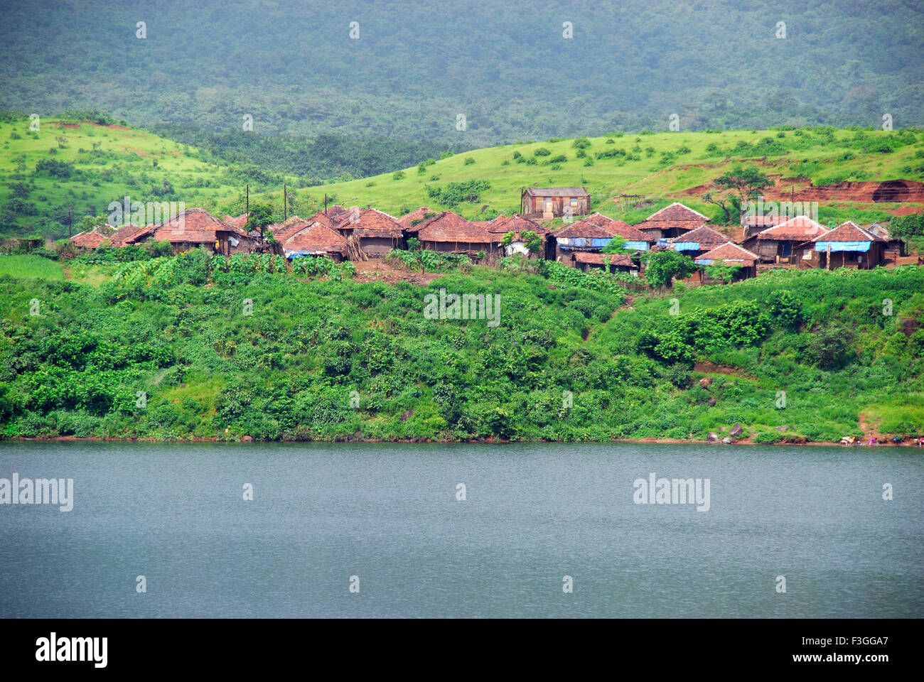 Village ; Lac du réservoir de Bhoj ; Lac Badlapur Gaon ; Badlapur ...