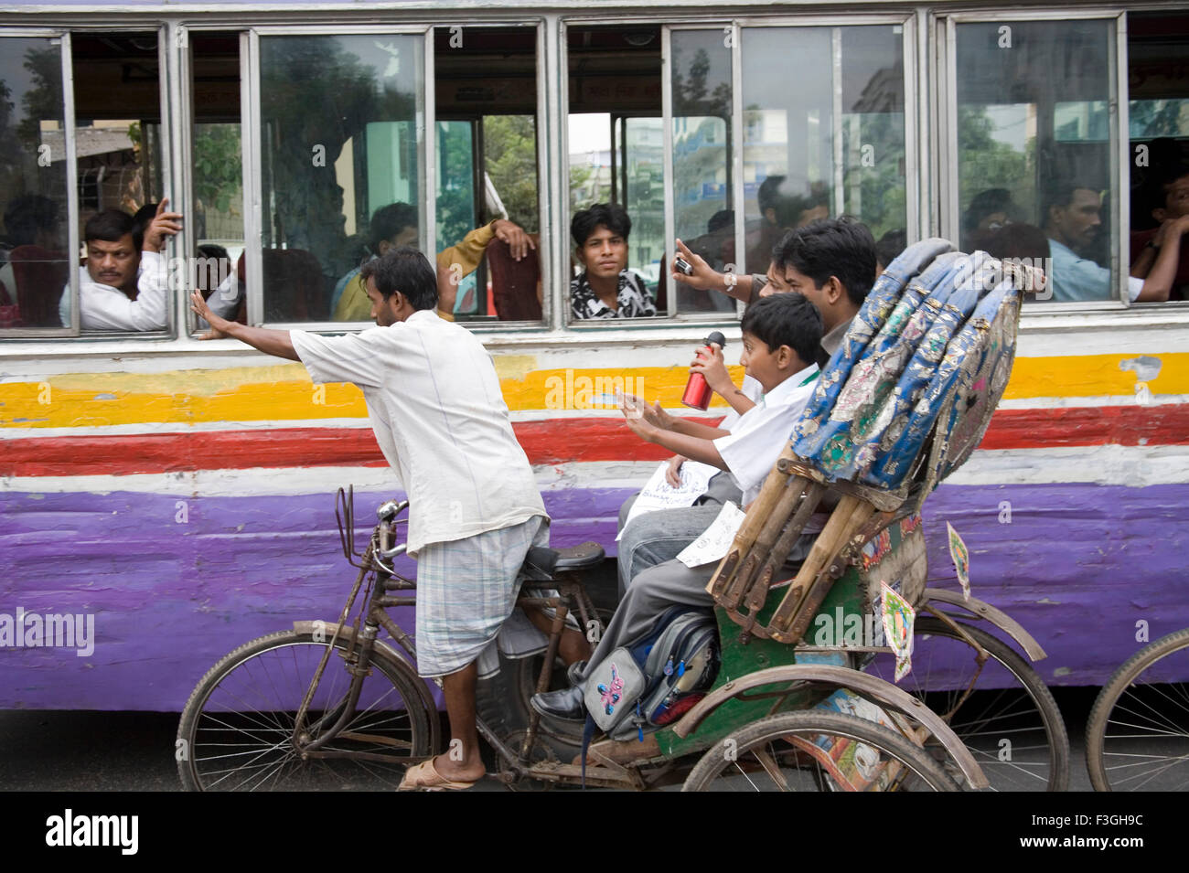 Chaos de la circulation de la rue et de pousse-pousse cycle bus ; Dhaka ...