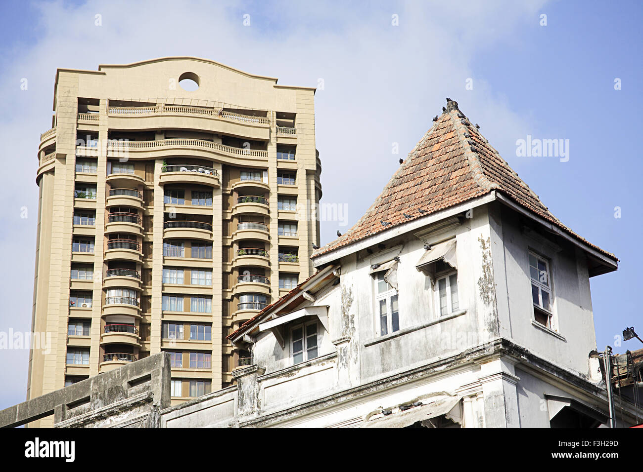 Ancien et nouveau toit de boue Khatau mansion bâtiments ; Petit Tower ...