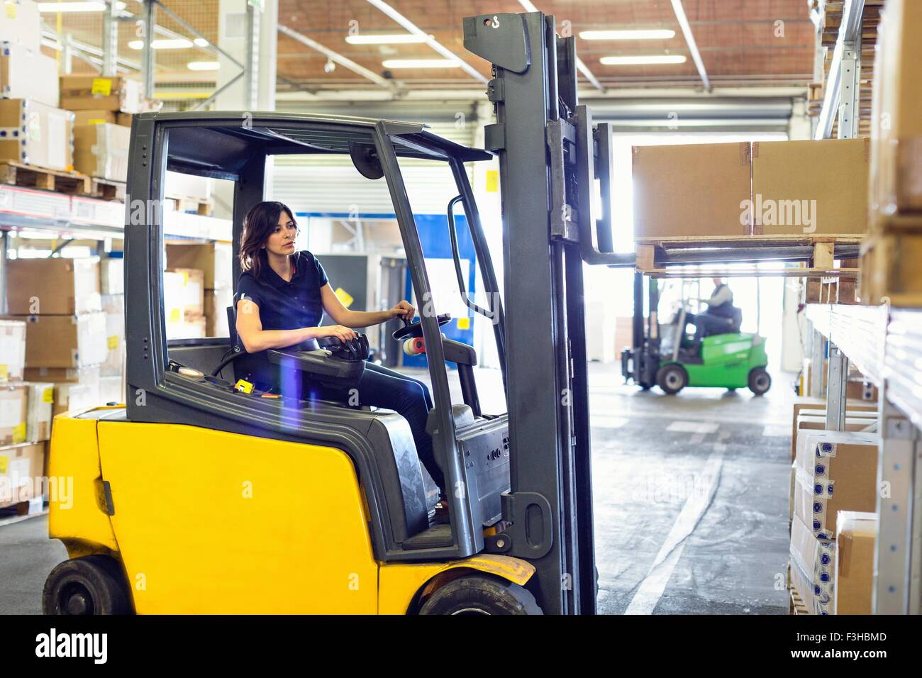 Femme cariste travaillant dans l'entrepôt de distribution Photo Stock ...