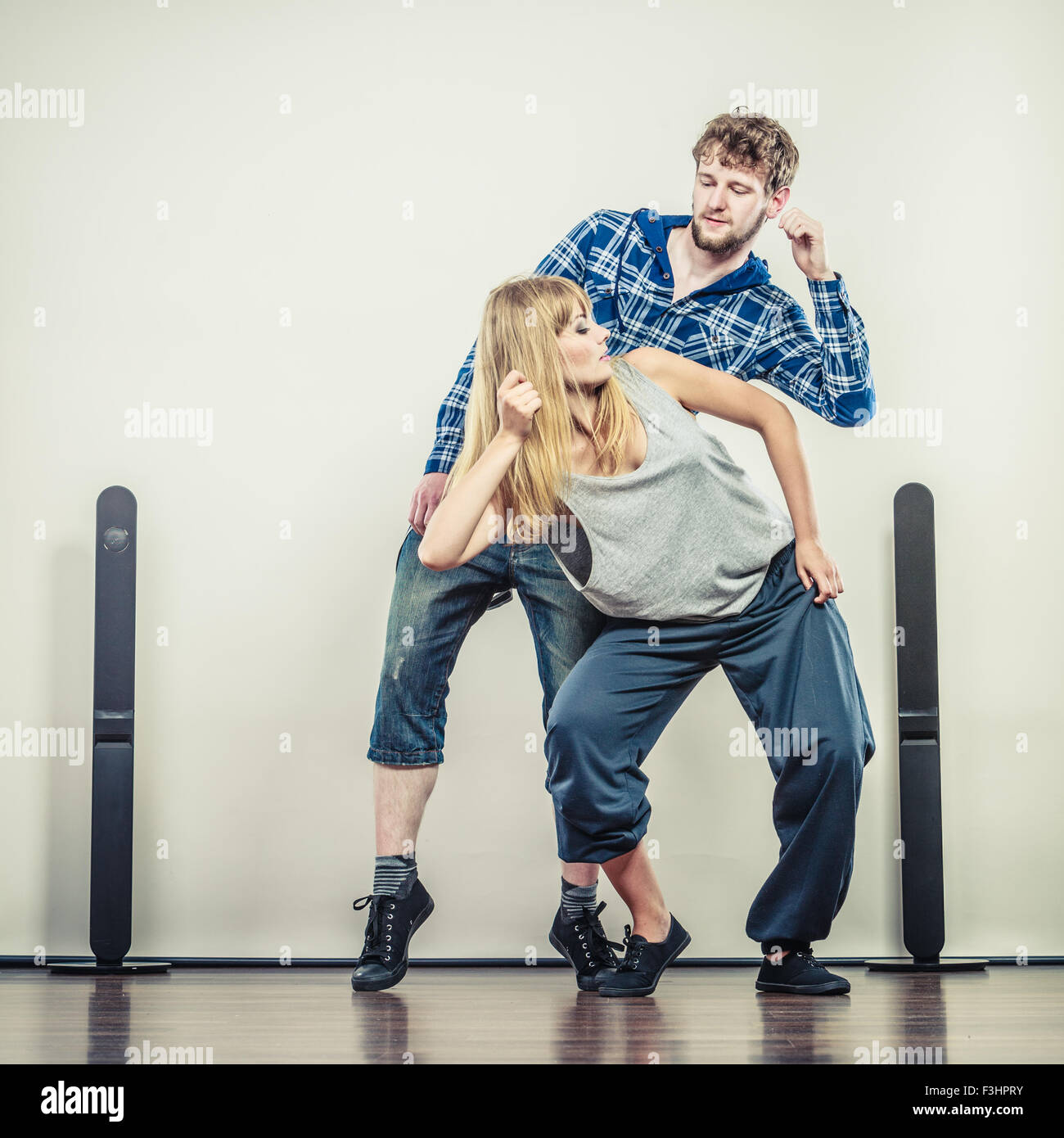 Deux danseurs modernes couple femme et homme de la danse. Mode de vie ...
