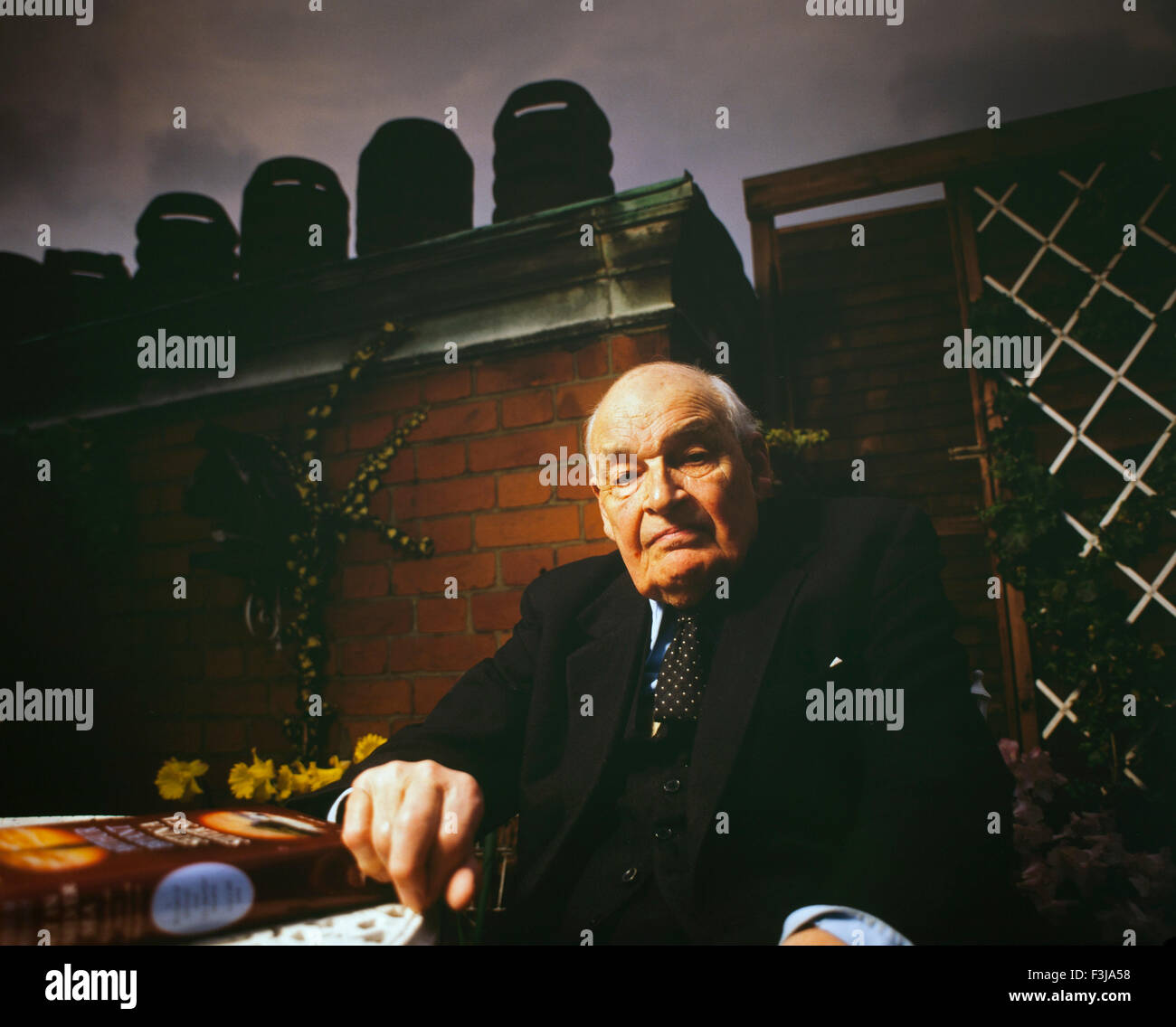 Sir Arthur Bryant, (1899-1985), était un historien français. Ici ...
