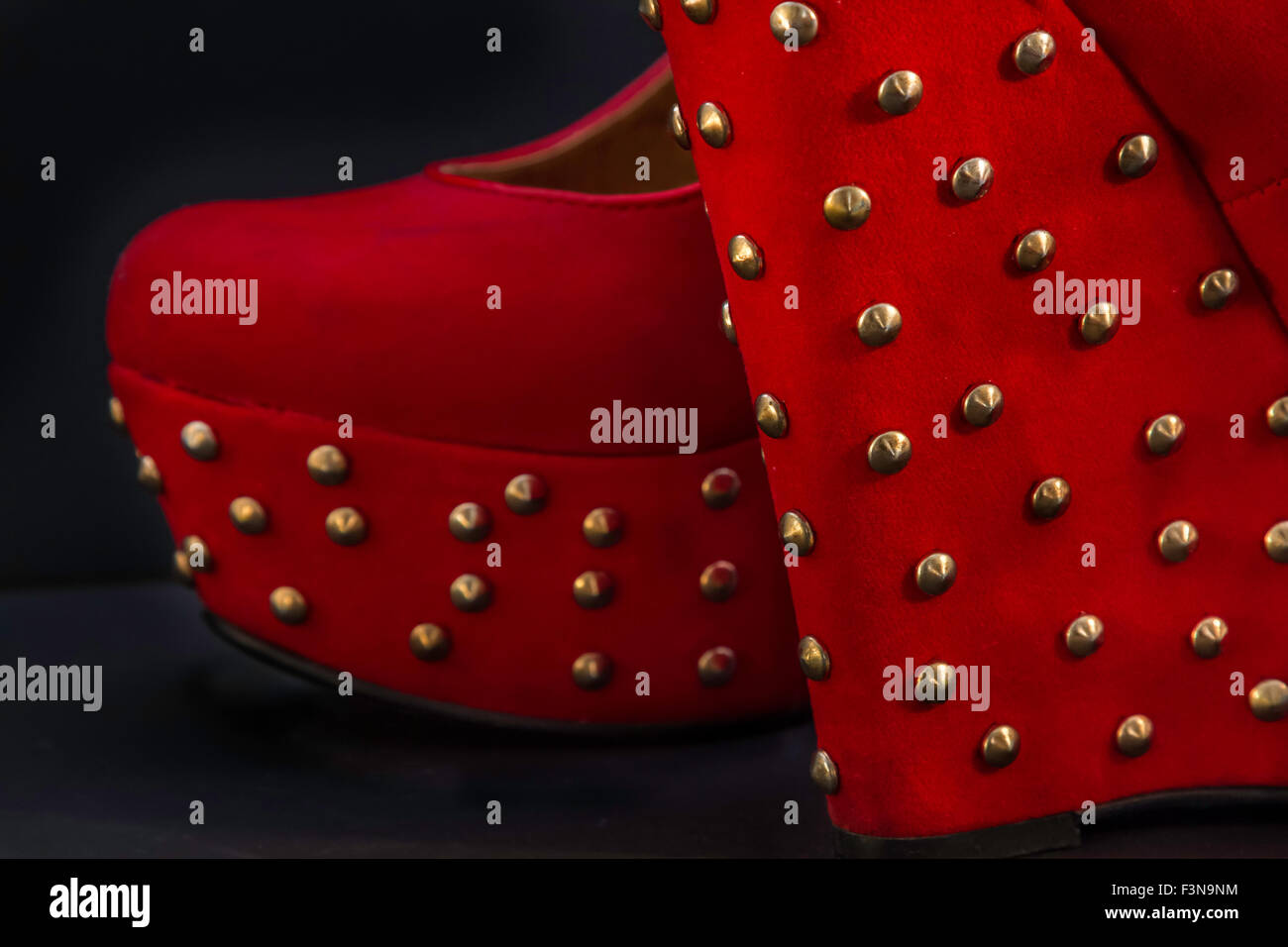 Chaussures rouges à talons hauts Banque de photographies et d’images à ...