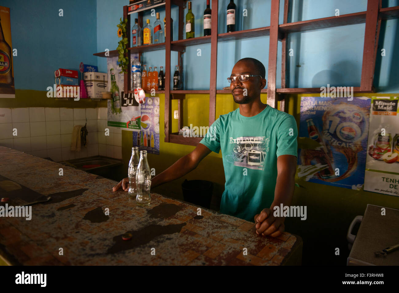 Barman se dresse sur un comptoir de bar, le Mozambique, l'Afrique Photo ...