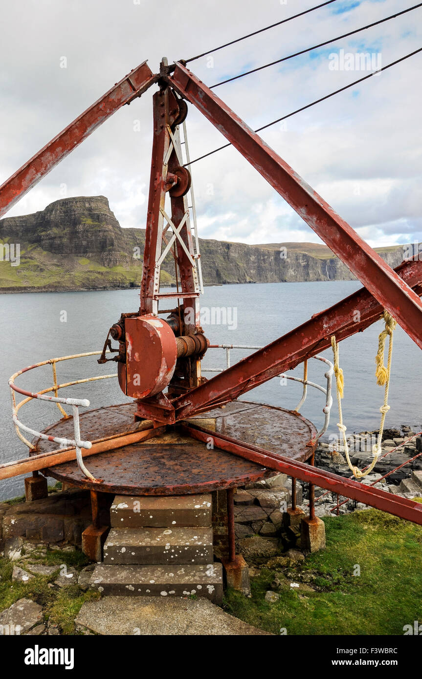 Ancienne grue à Neist point sur l'île de Skye avec Waterstein Head ...