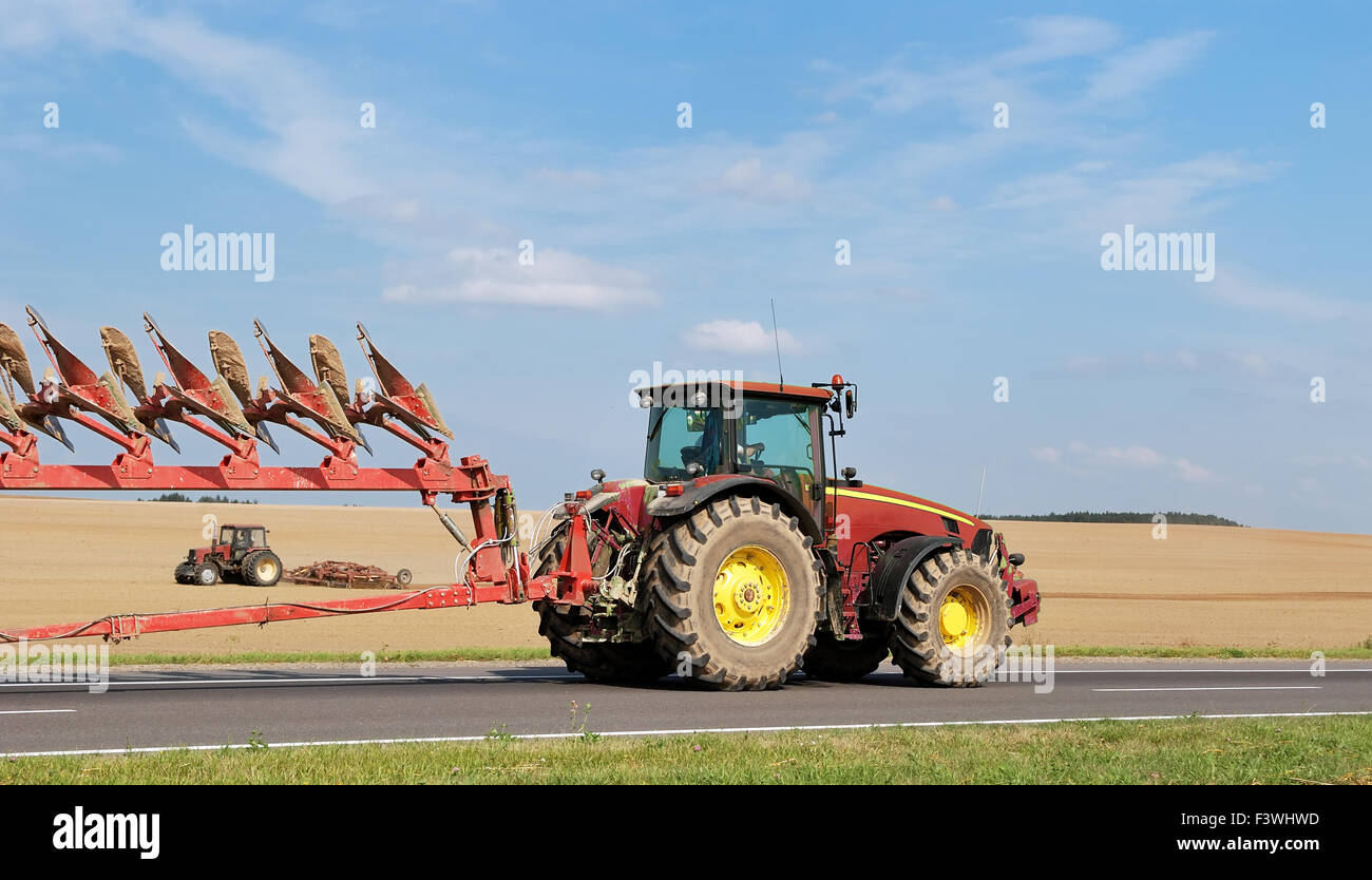 Tracteur sur route de campagne Banque de photographies et d’images à ...