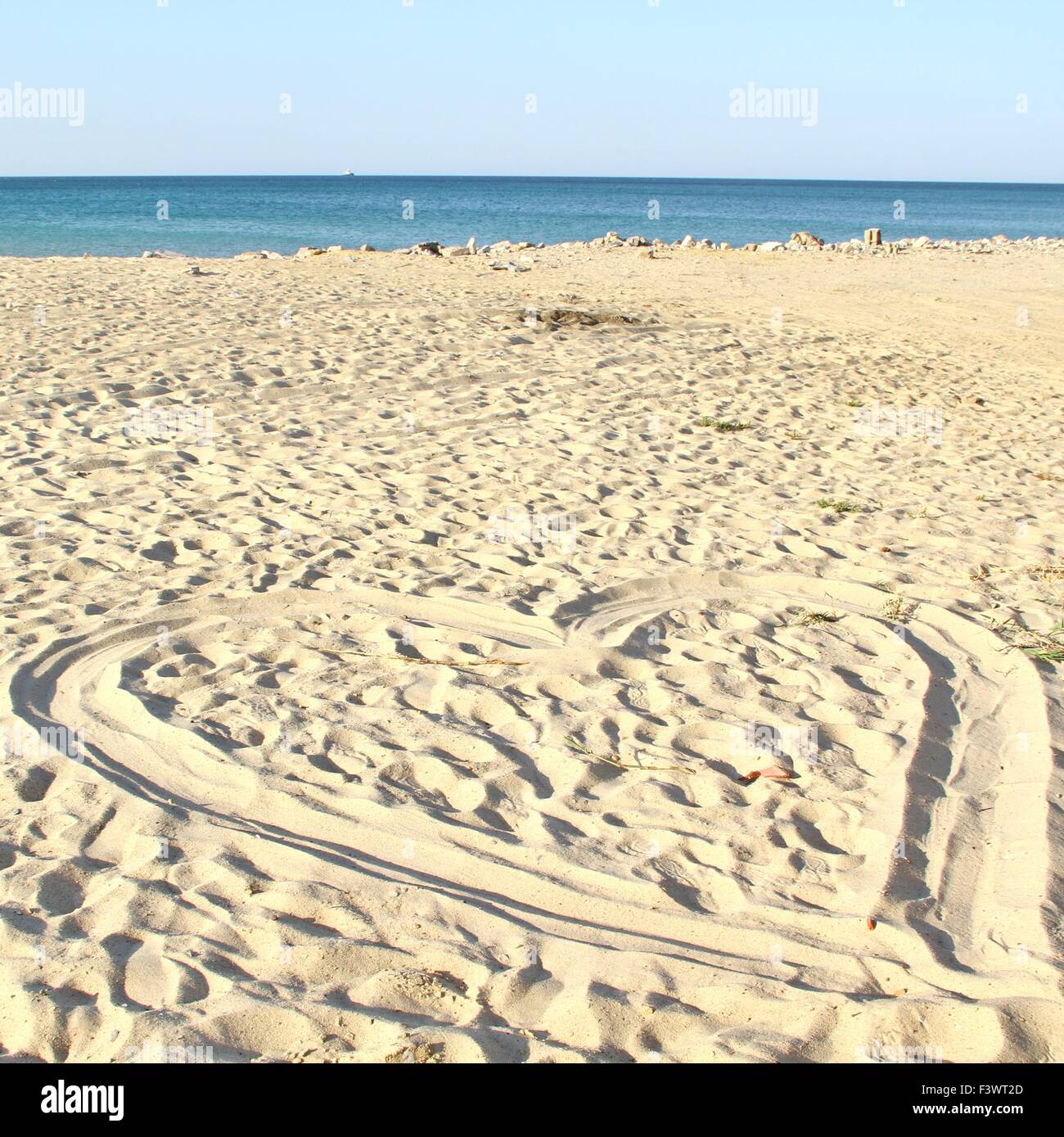 Coeur dans le sable sur la plage Banque de photographies et d’images à haute résolution - Alamy