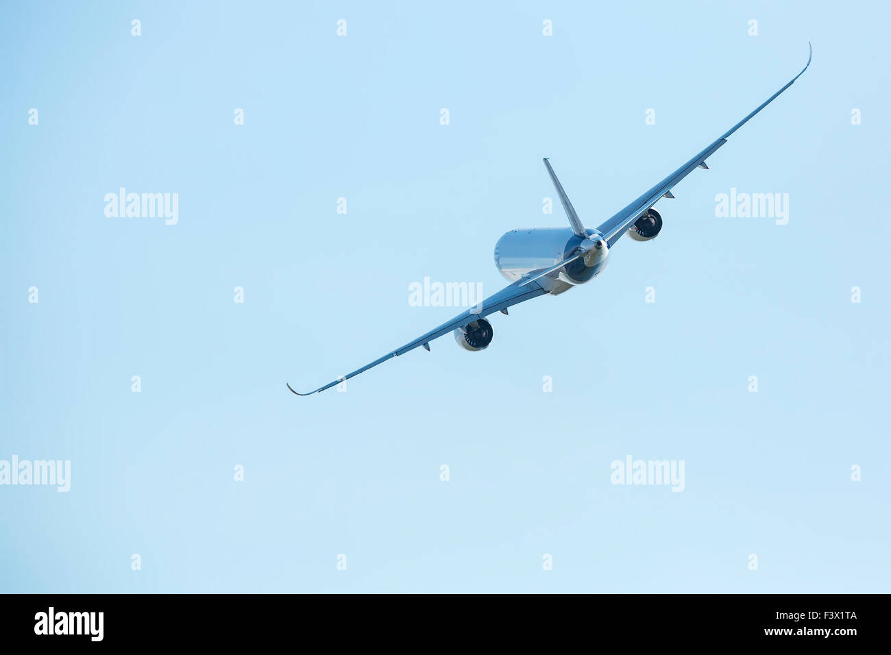 Avion airbus avec fond de ciel bleu Banque de photographies et d’images ...