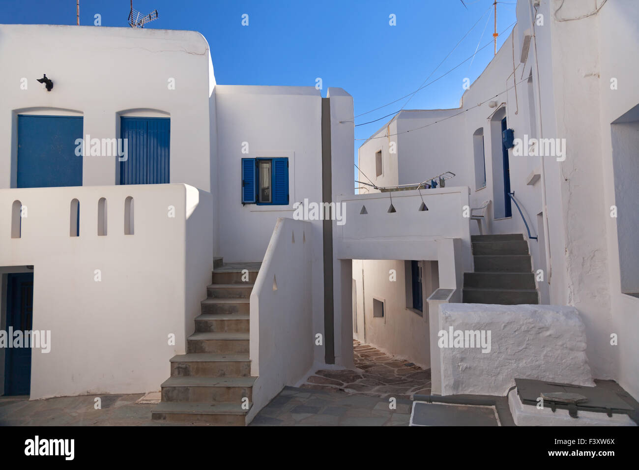 Maisons blanches bleues traditionnelles Banque de photographies et d ...