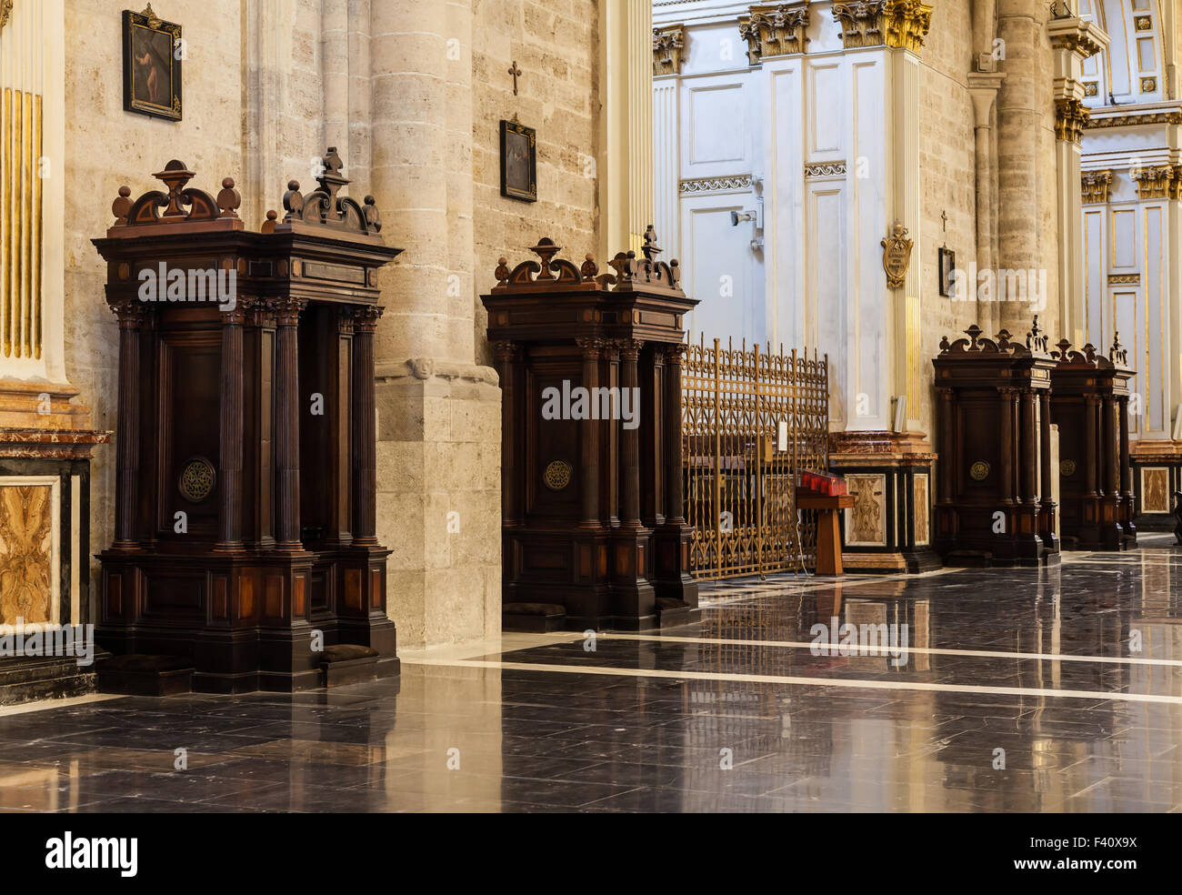 Confessionnal prêtre Banque de photographies et d’images à haute ...