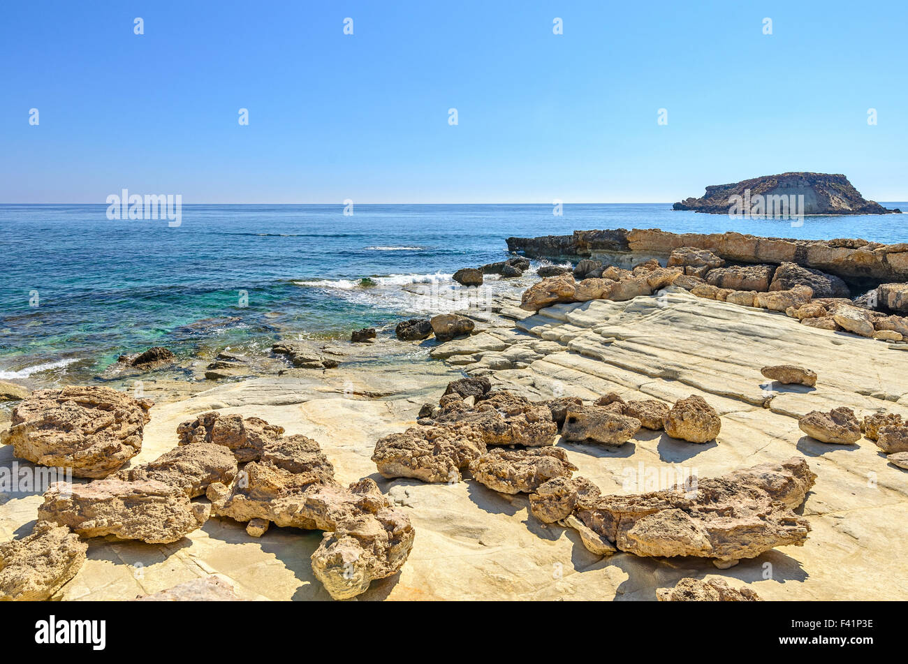 Paysage de bord de mer rocheux Banque de photographies et d’images à ...