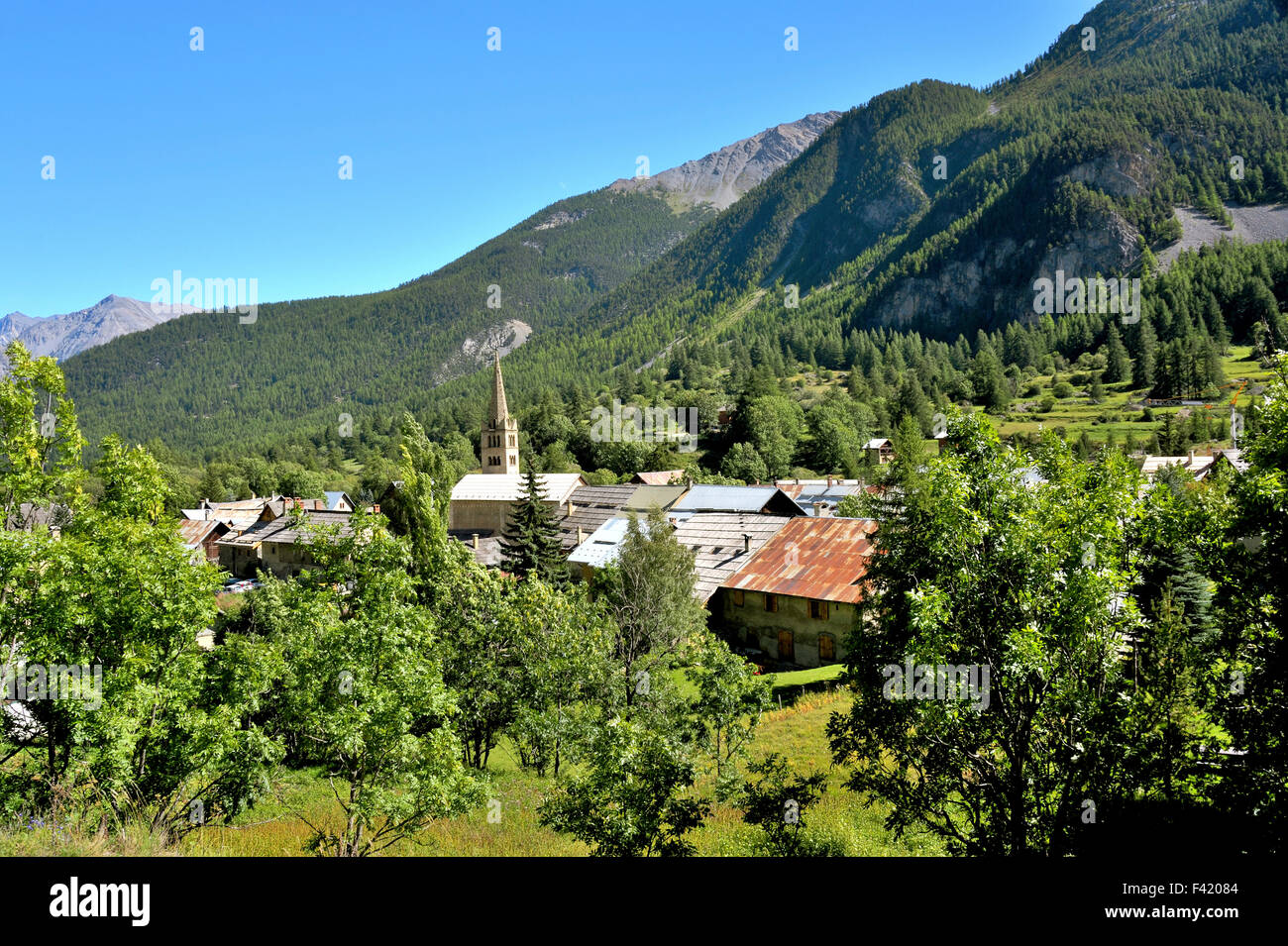 Névache village des montagnes dans la vallée de Clarée, Alpes, France ...