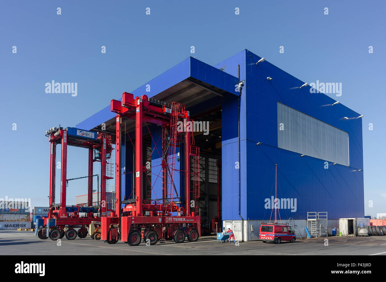 Driving straddle carrier Banque de photographies et d’images à haute ...