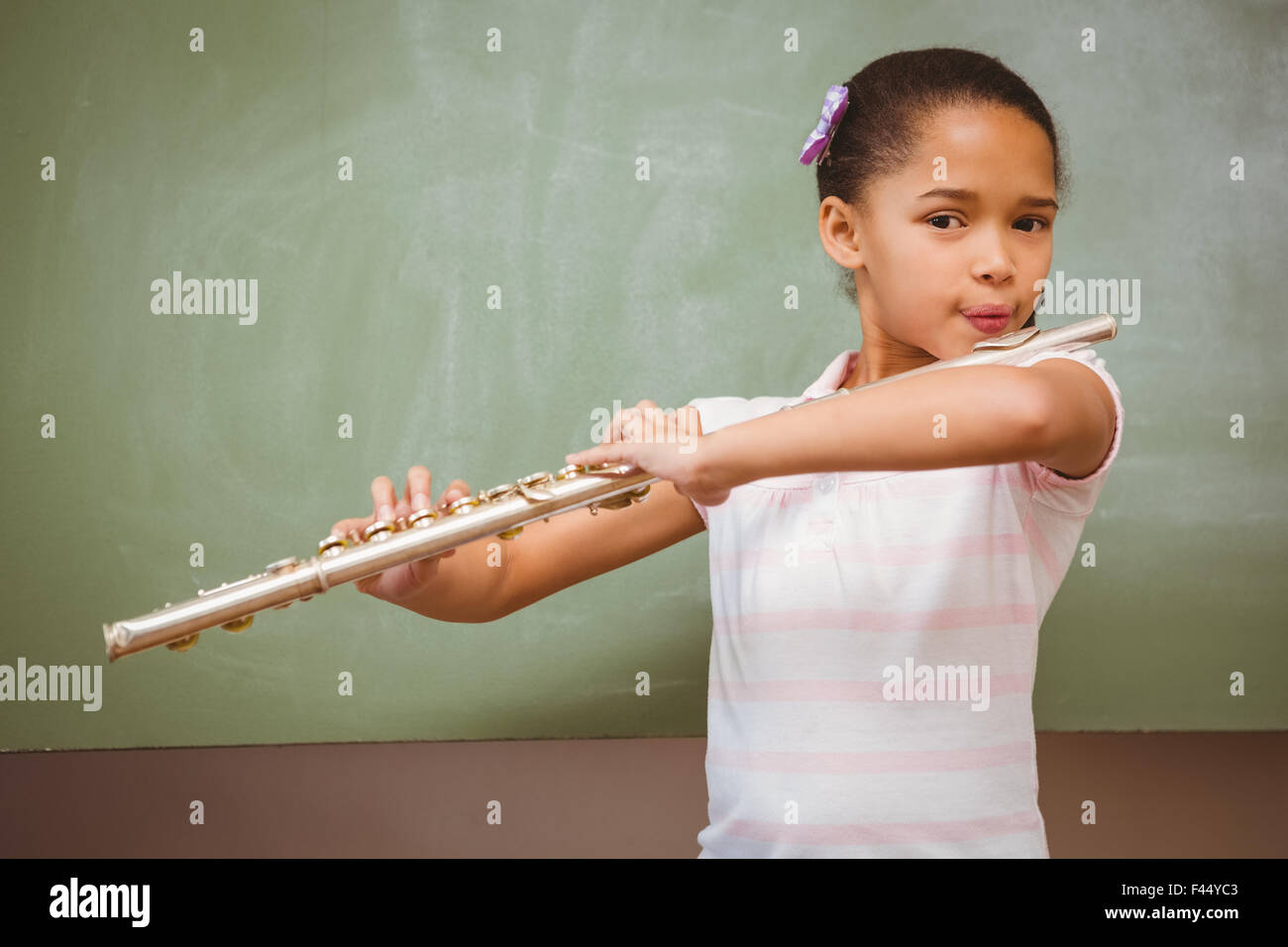 Little girl playing flute Banque de photographies et d’images à haute ...