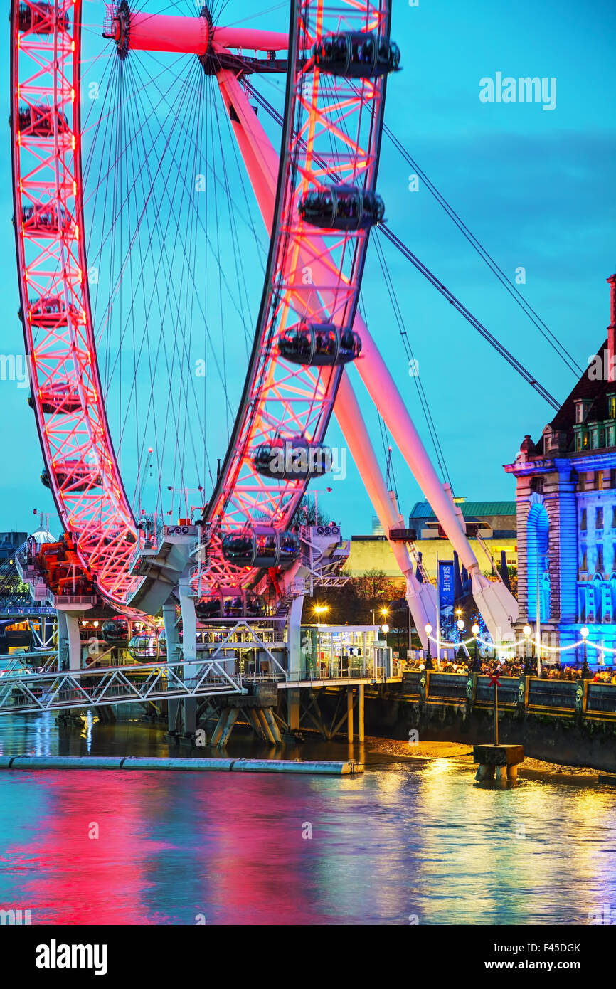 London eye grande roue la nuit Banque de photographies et d’images à ...