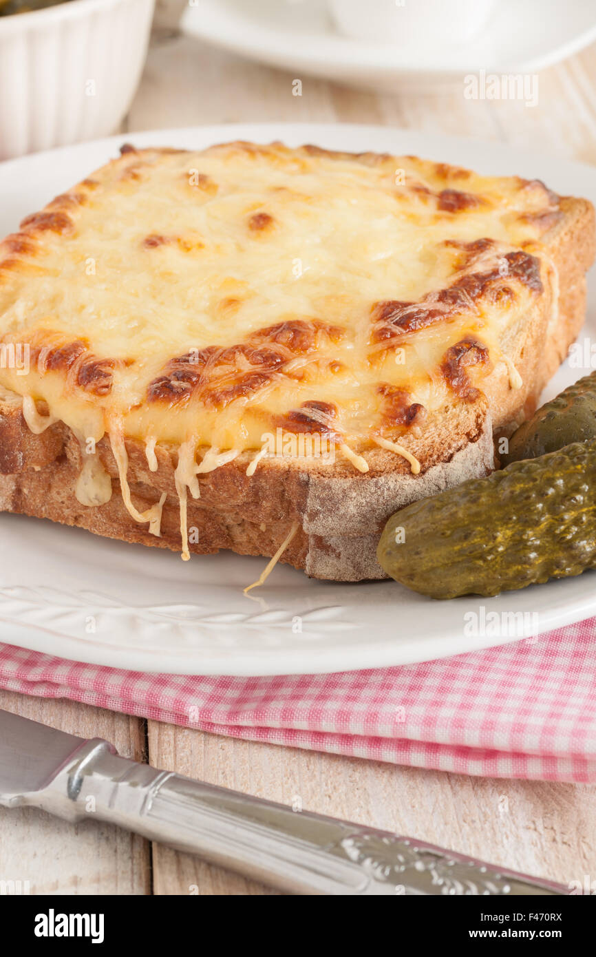 Un croque-monsieur au fromage grillé traditionnel français et de ...