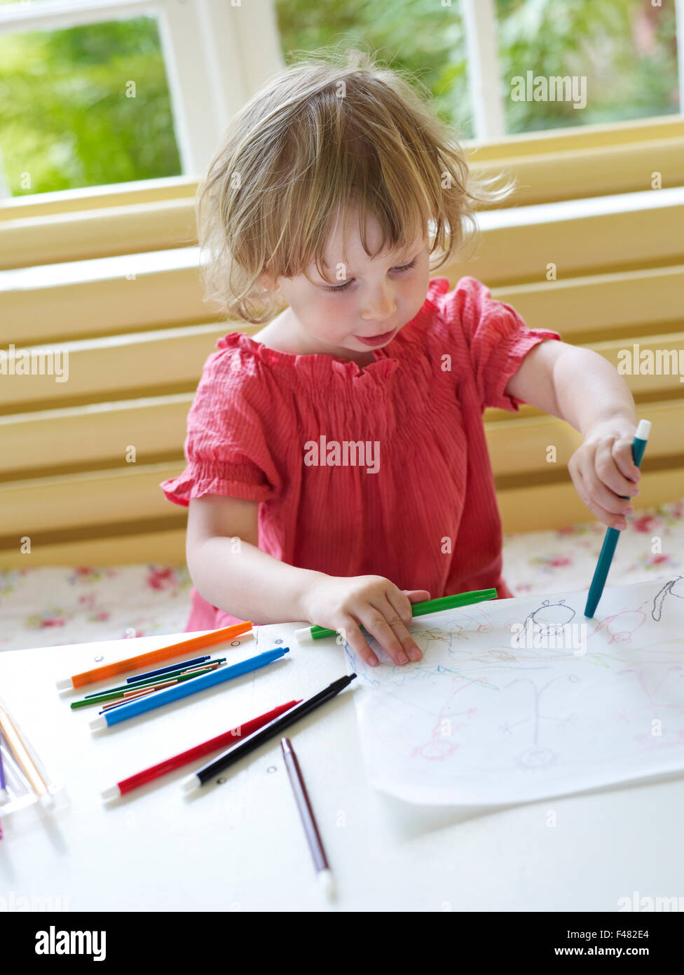 Une fille en train de dessiner Banque de photographies et d’images à ...