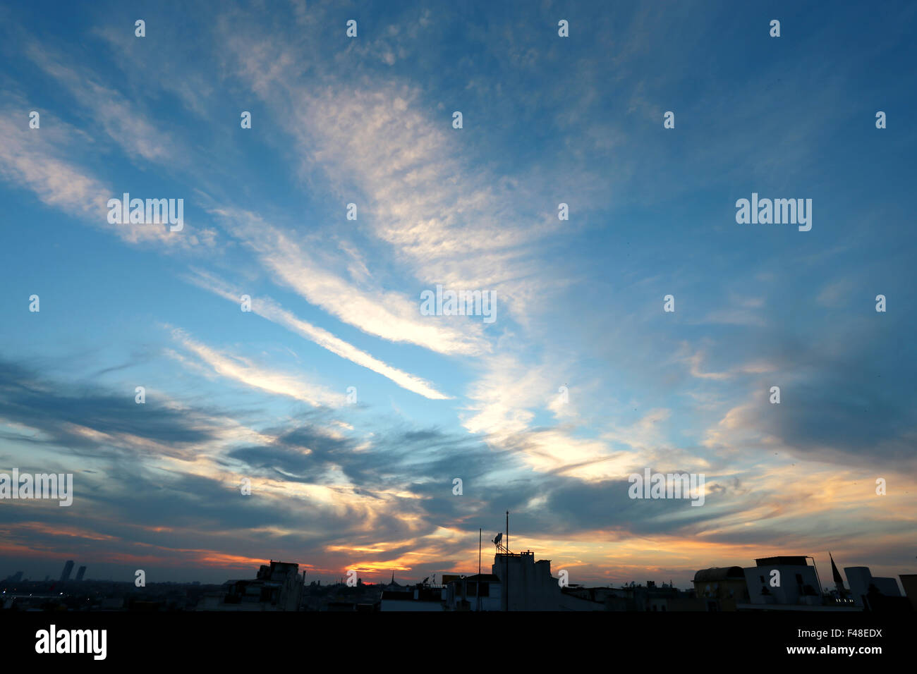 Paysage avec un coucher de soleil Banque de photographies et d’images à ...