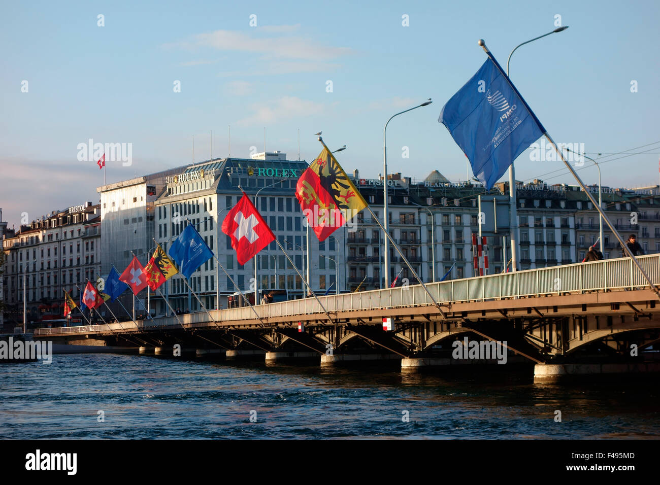Drapeaux suisses geneve Banque de photographies et d’images à haute ...