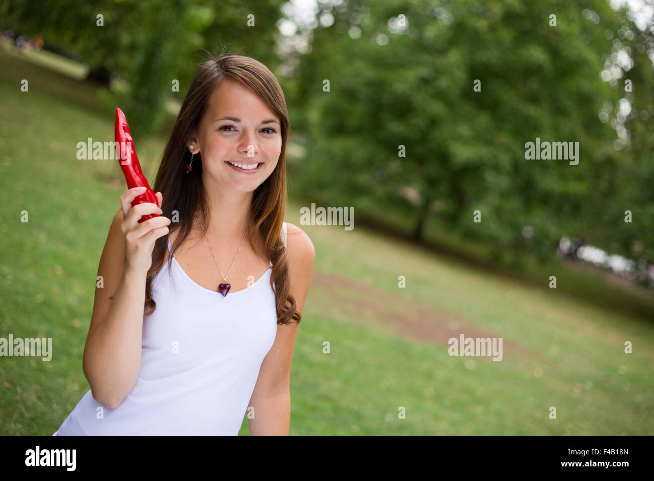 Tenant le piment rouge Banque de photographies et d’images à haute ...