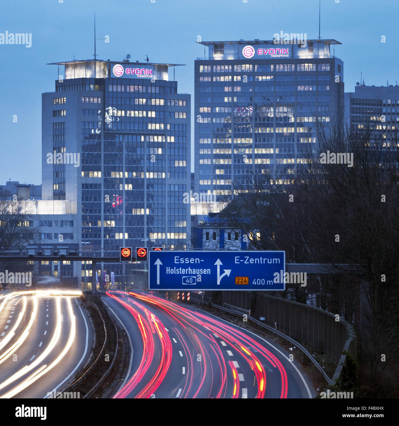 Essen skyline avec tour rwe Banque de photographies et d’images à haute ...