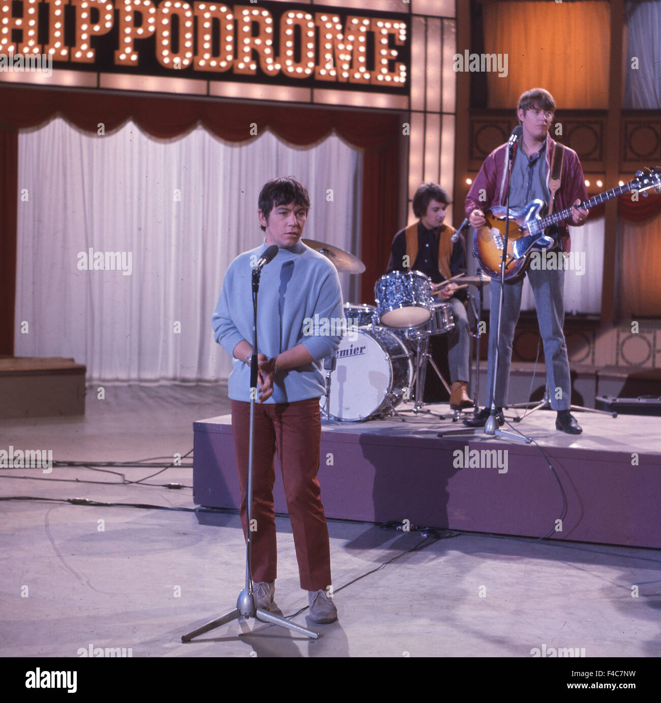 LE groupe pop ANIMALS UK avec le chanteur Eric Burdon et Chas Chandler ...