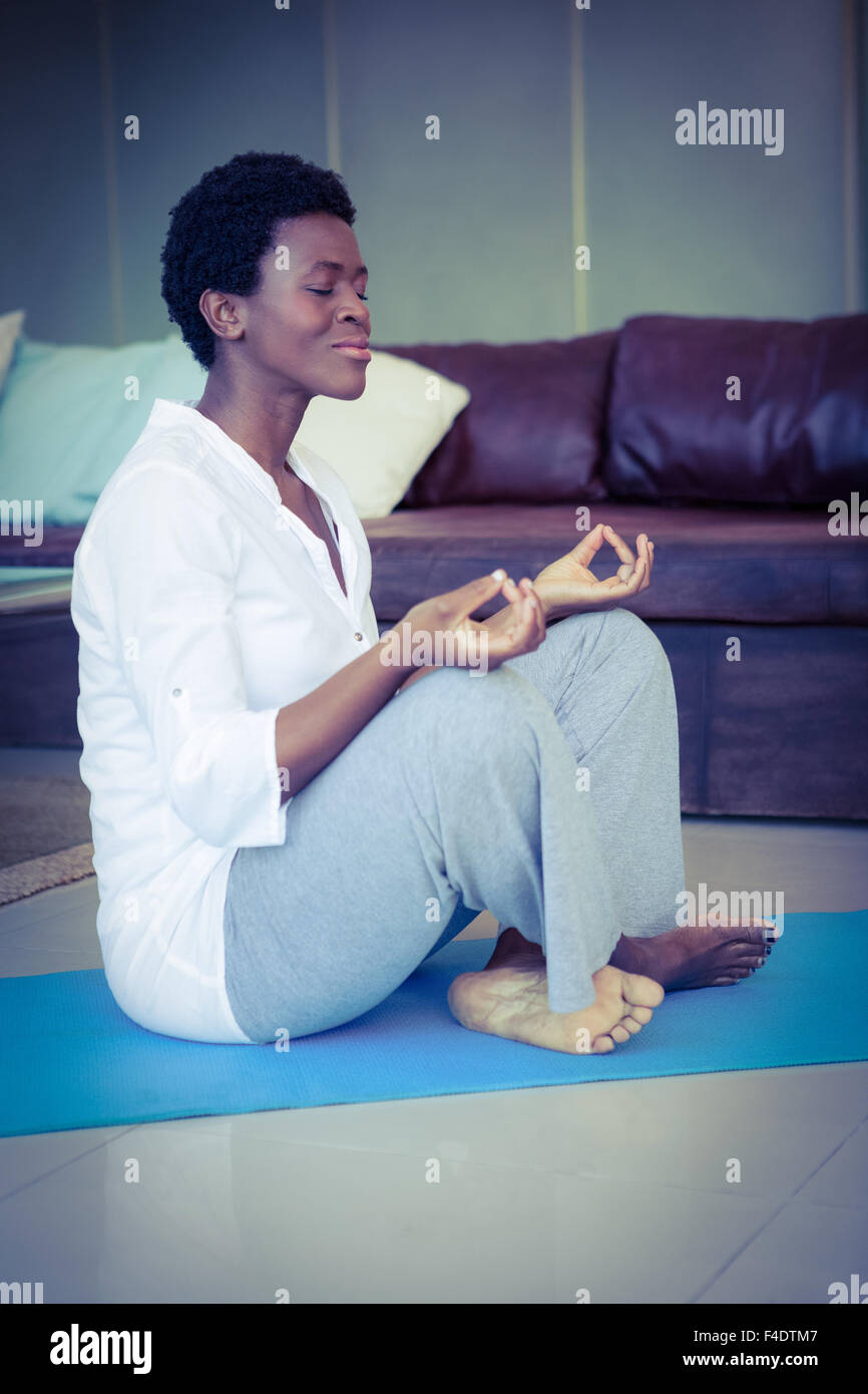 Position assise yoga femme Banque de photographies et d’images à haute ...