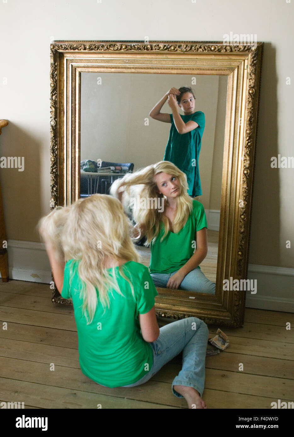 Fille devant un miroir Banque de photographies et d’images à haute résolution - Alamy