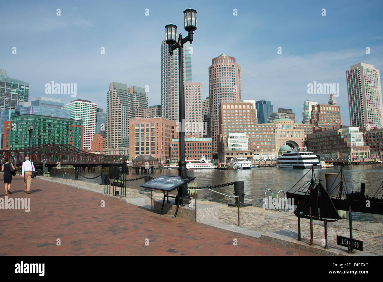 Massachusetts, Boston. Le centre-ville de toits de la ville et du front ...