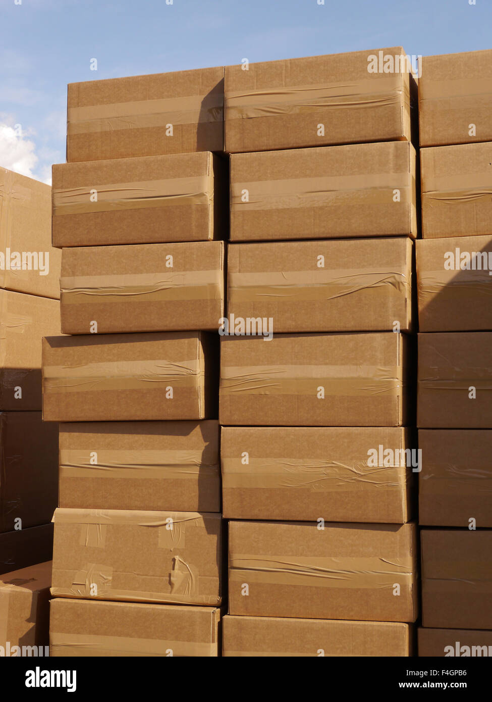 Une pile de boîtes de carton ou de cartons dans le soleil, à l ...