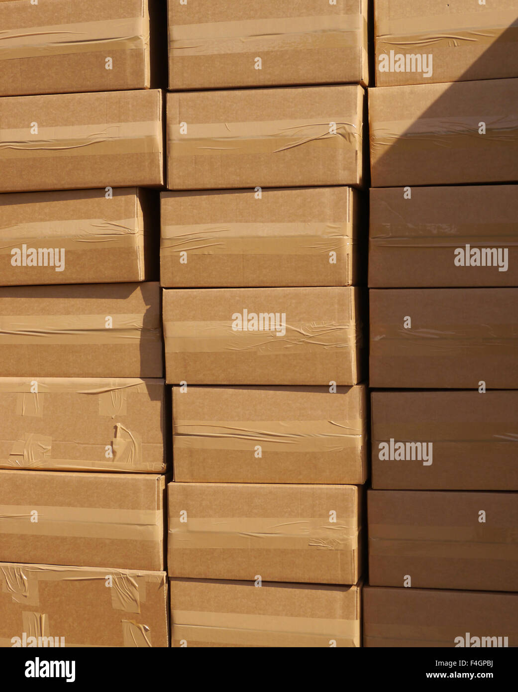 Une pile de boîtes de carton ou de cartons dans le soleil, à l ...