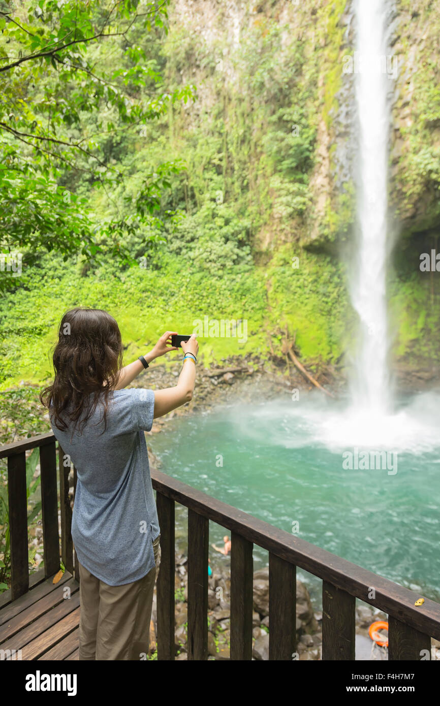 Femme de la prise de vue en cascade sur le téléphone mobile Photo Stock ...