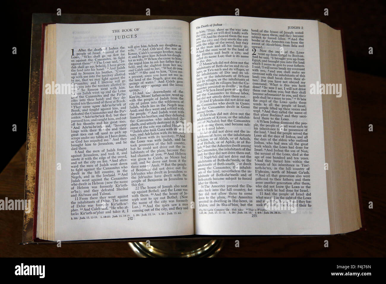 Church with open bible Banque de photographies et d’images à haute ...