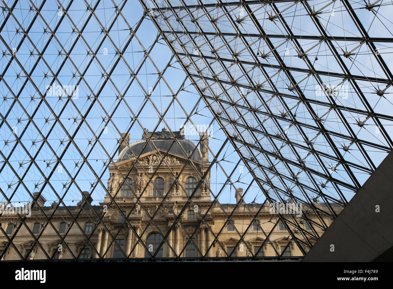 Louvre pyramide pyramide du louvre Banque de photographies et d’images ...