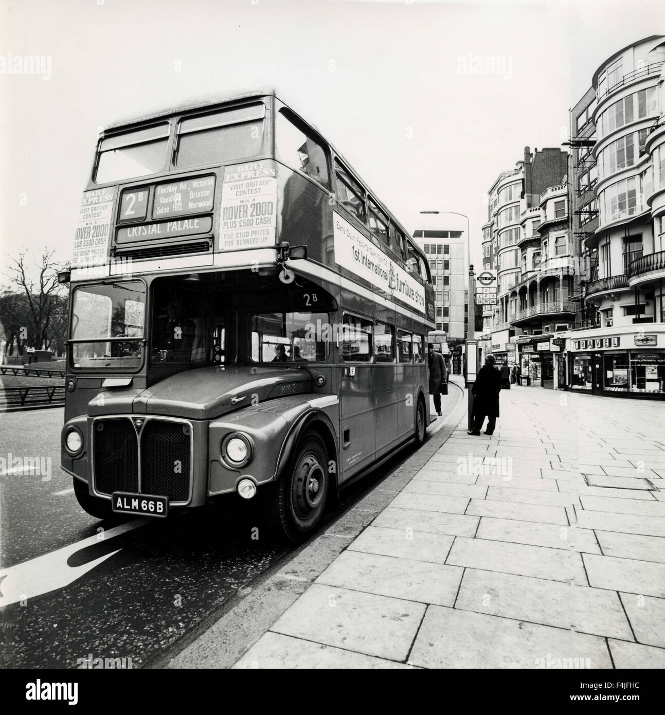 1960s london bus Banque de photographies et d’images à haute résolution ...