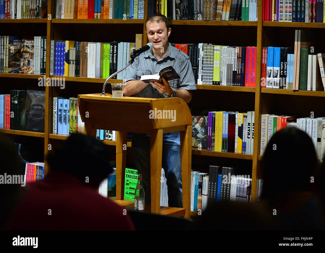 Brian Bandell examine et signe des exemplaires de son livre 'célèbre après la mort' Featuring ...