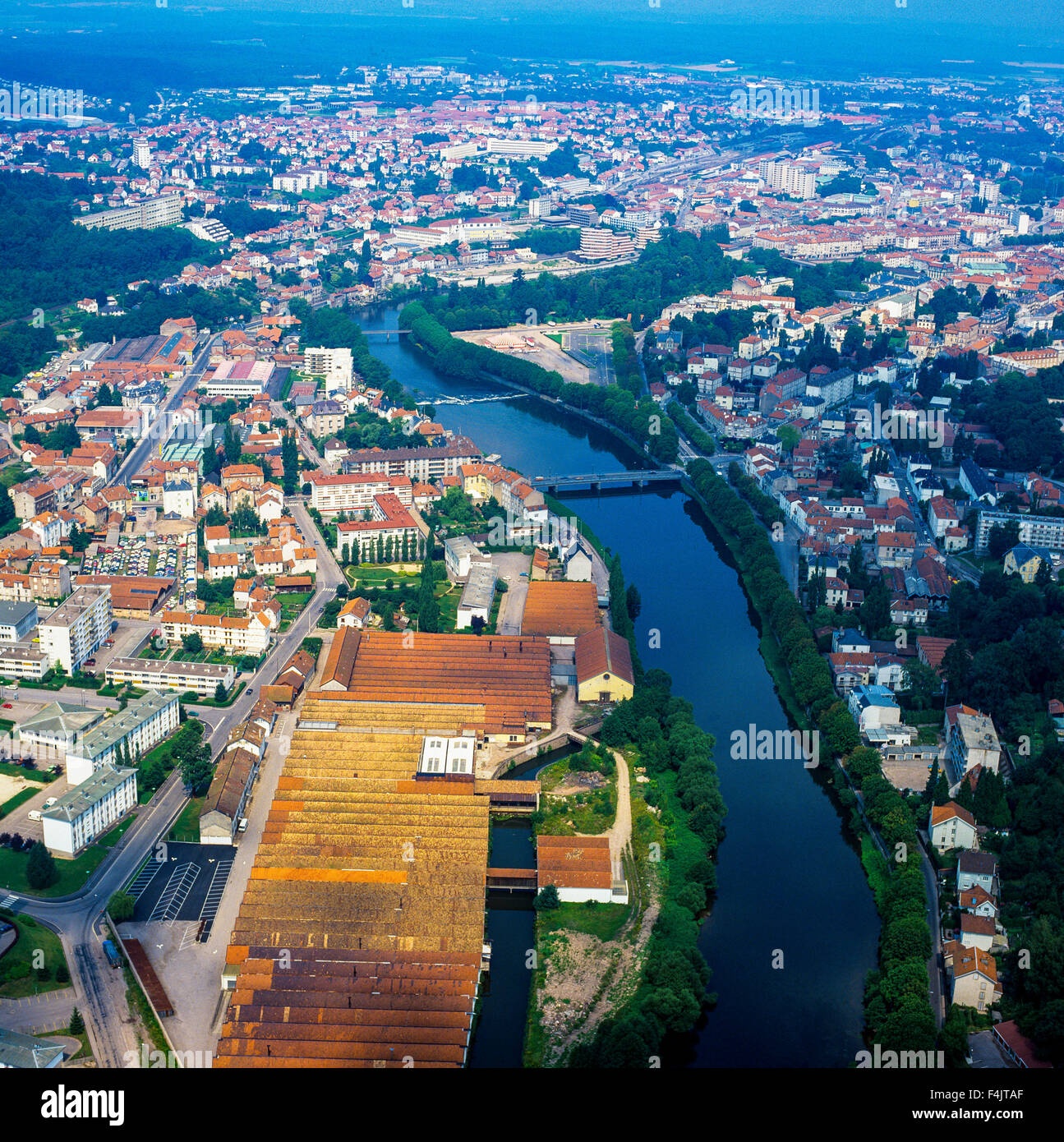 Vue aérienne du centre-ville d'Epinal avec Moselle, Vosges, Lorraine ...