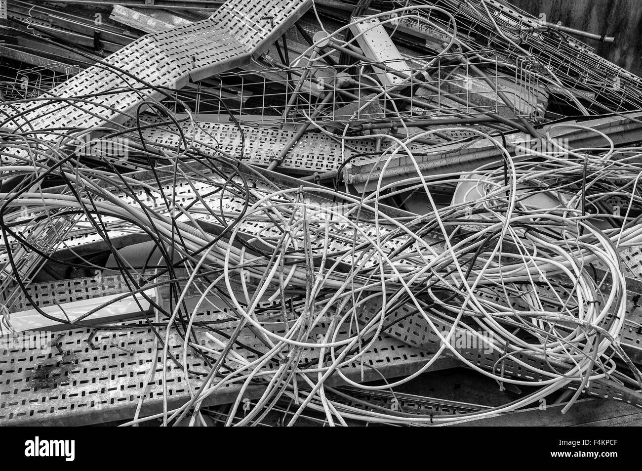 Messy cables and wires Banque d'images noir et blanc - Alamy
