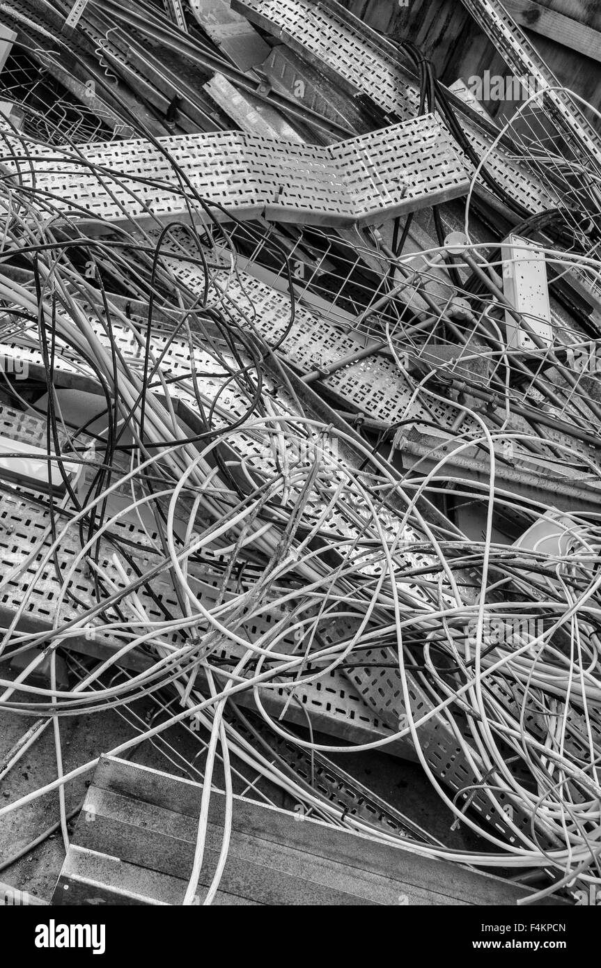 Messy cables and wires Banque d'images noir et blanc - Alamy