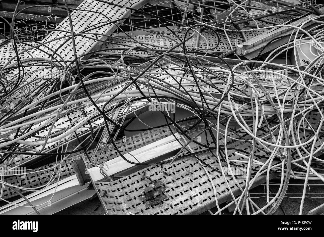 Messy cables and wires Banque d'images noir et blanc - Alamy