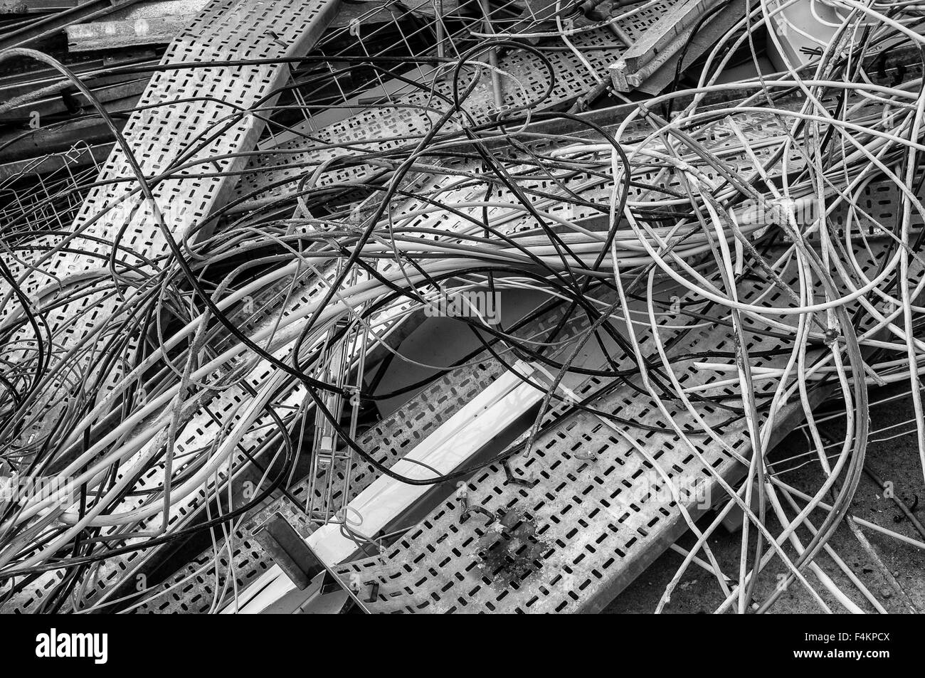 Messy cables and wires Banque d'images noir et blanc - Alamy