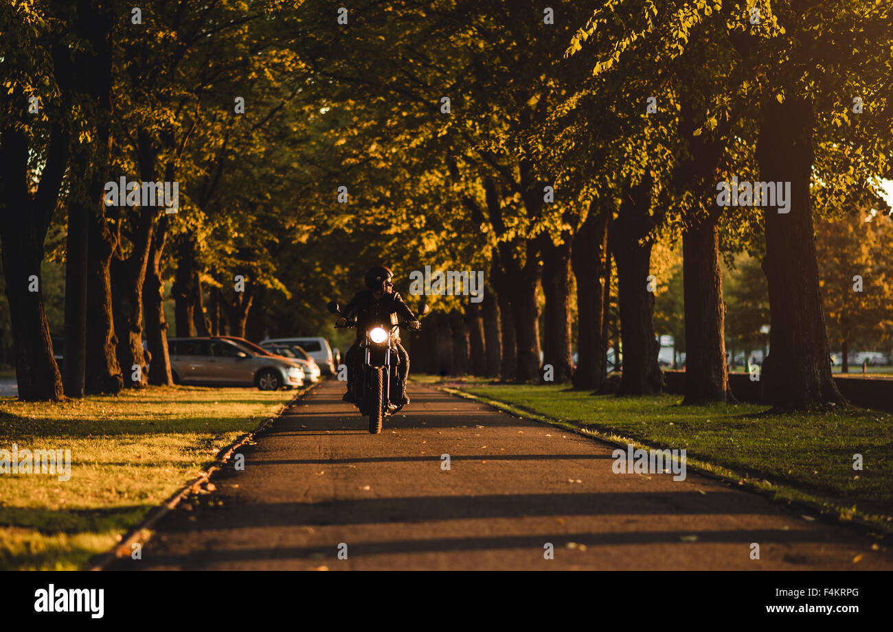 Man riding cafe racer motorcycle Banque de photographies et d’images à ...