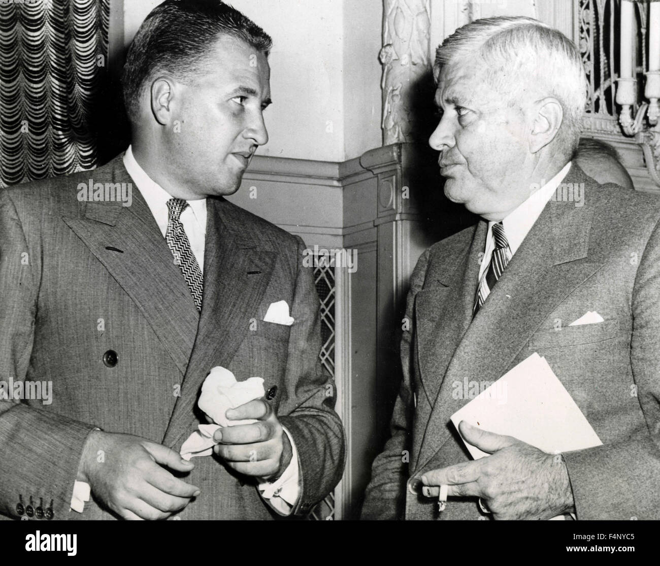 Henry Ford II, président de la Ford Motor Company parle avec C. E ...