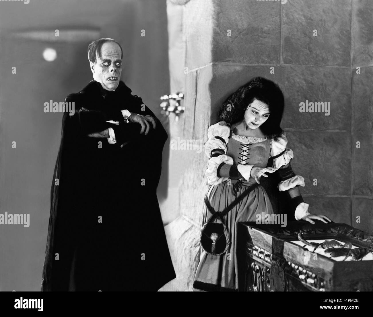 Lon Chaney et Mary Philbis / Le Fantôme de l'Opéra / 1925 réalisé par ...