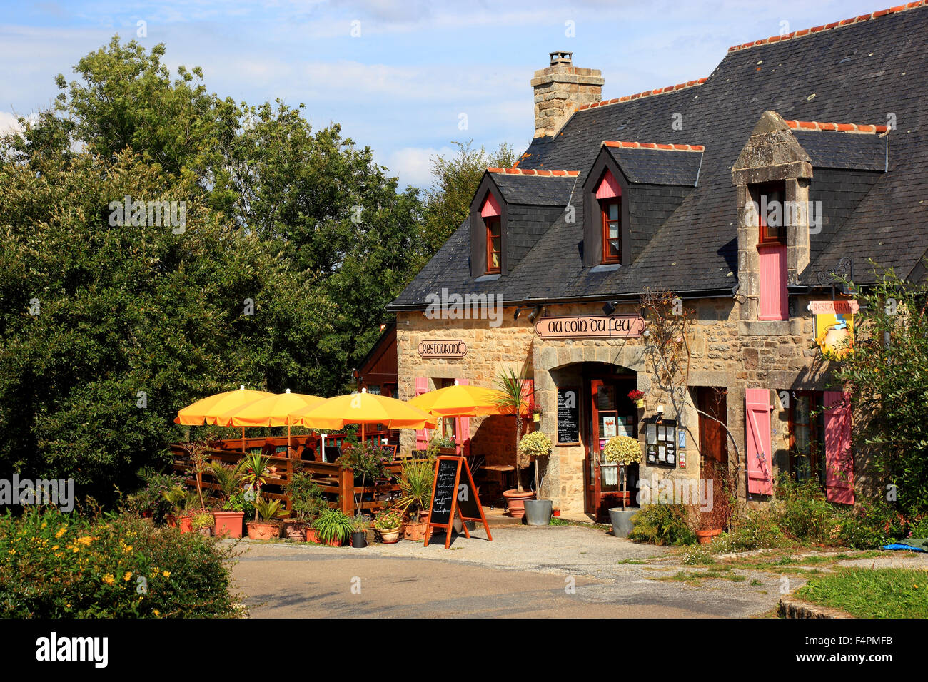 France, Bretagne, maison dans le village médiéval de Locronan ...