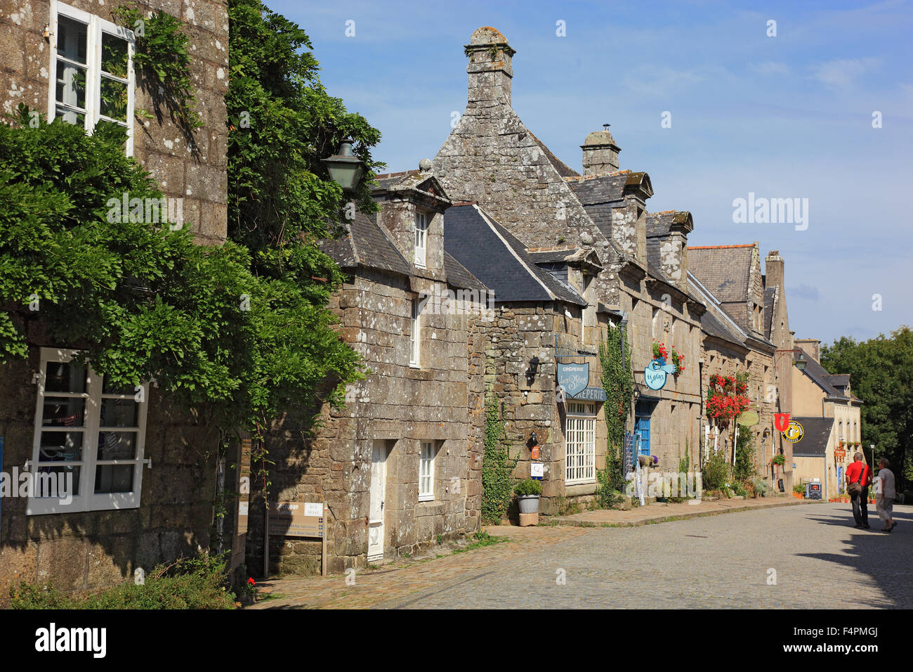 France, Bretagne, maisons du village médiéval de Locronan Photo Stock ...