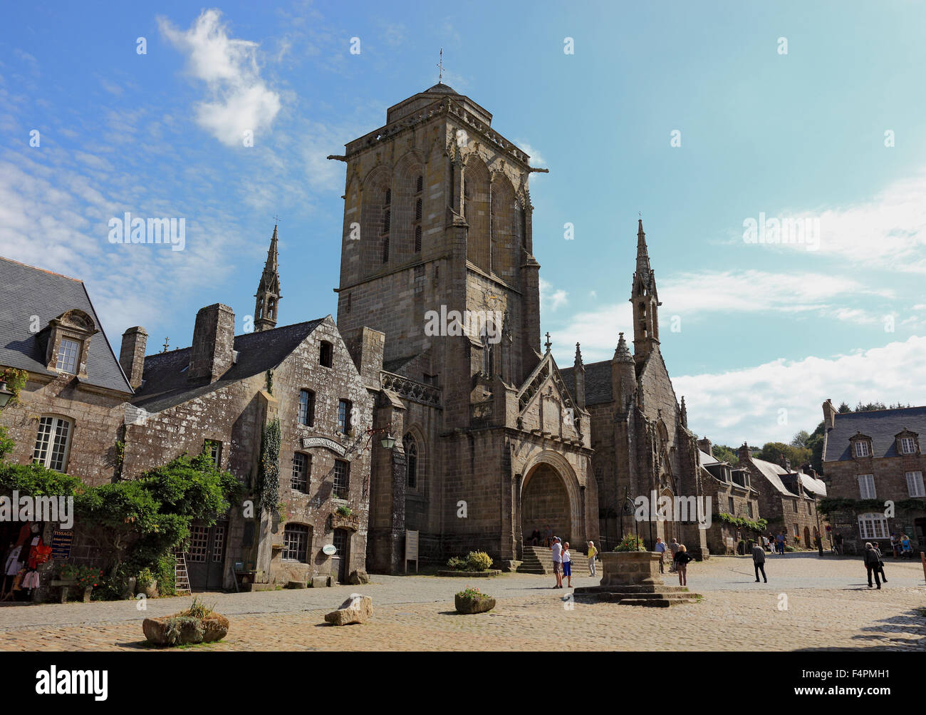 France, Bretagne, dans le village médiéval de Locronan, église Saint ...